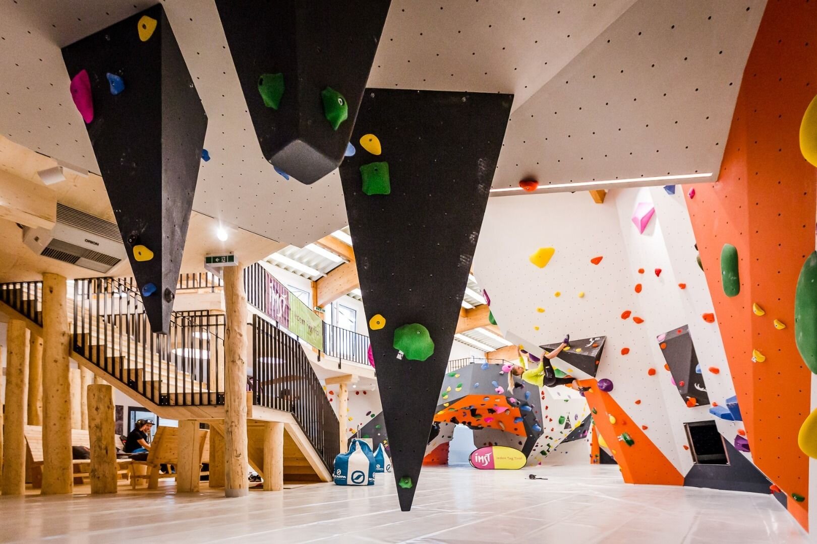 Steinblock Boulderhalle Imst - Climbers Paradise Tirol